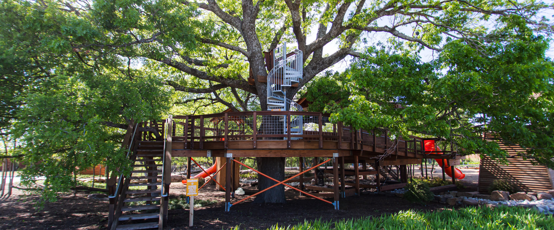 The Lookout Treehouse Park - Solterra Texas
